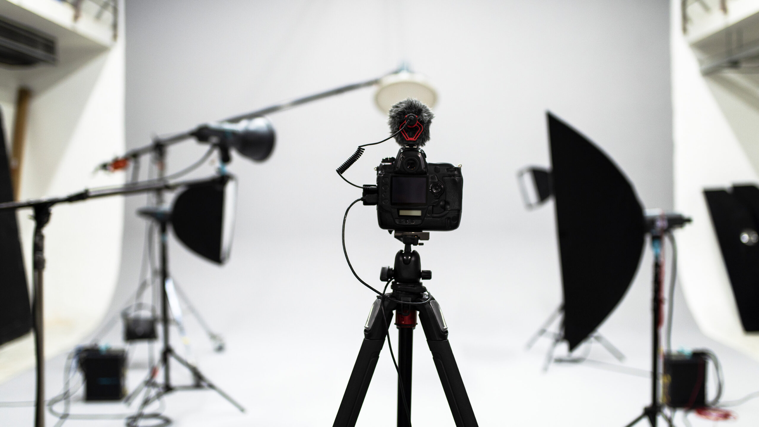 10 Self-Shoot Studios To Create Your Family Christmas Photo